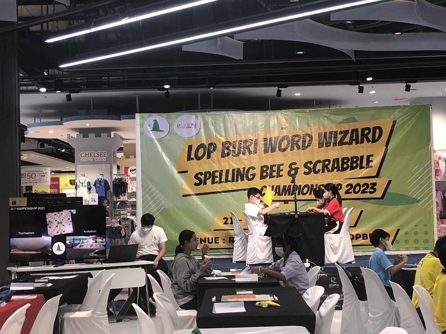 นักเรียนเข้าร่วมการแข่งขันกิจกรรม Scrabble เนื่องในงาน Lopburi Word ...